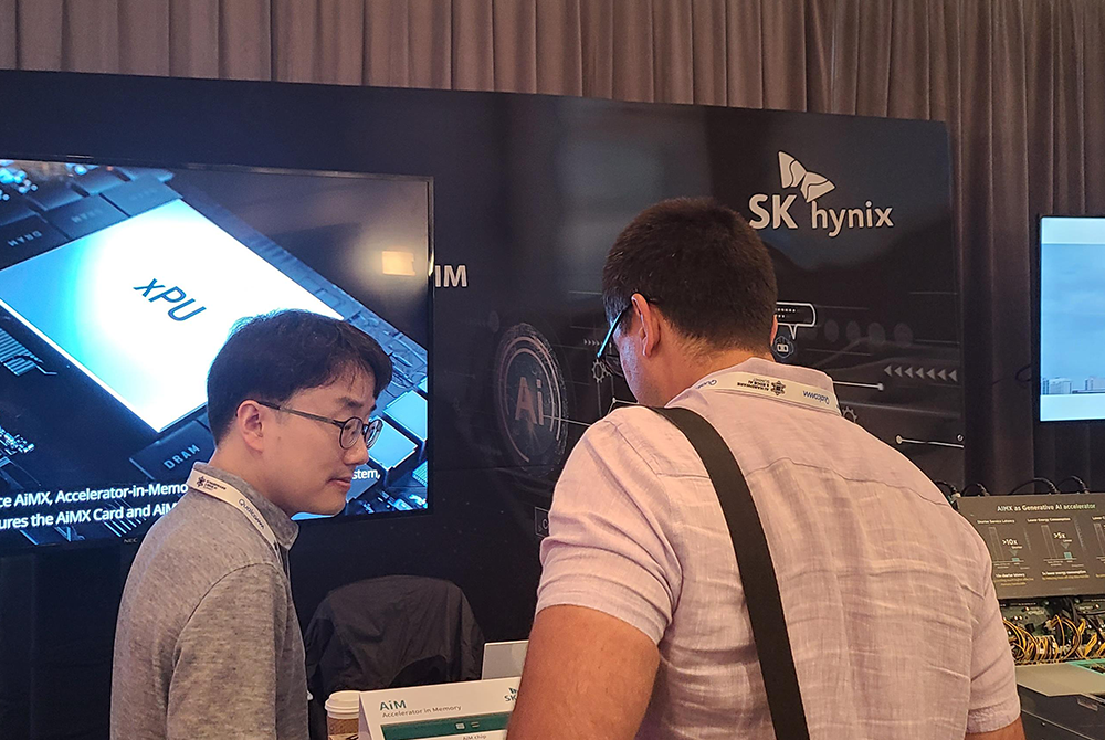 SK하이닉스, 생성형 AI에 특화된 GDDR6-AiM 기반 가속기 카드 ‘AiMX’ 시제품 최초 공개 – SK hynix Newsroom